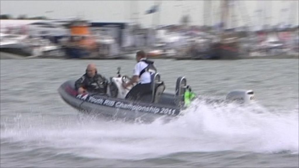 First steps to powerboat racing - BBC News