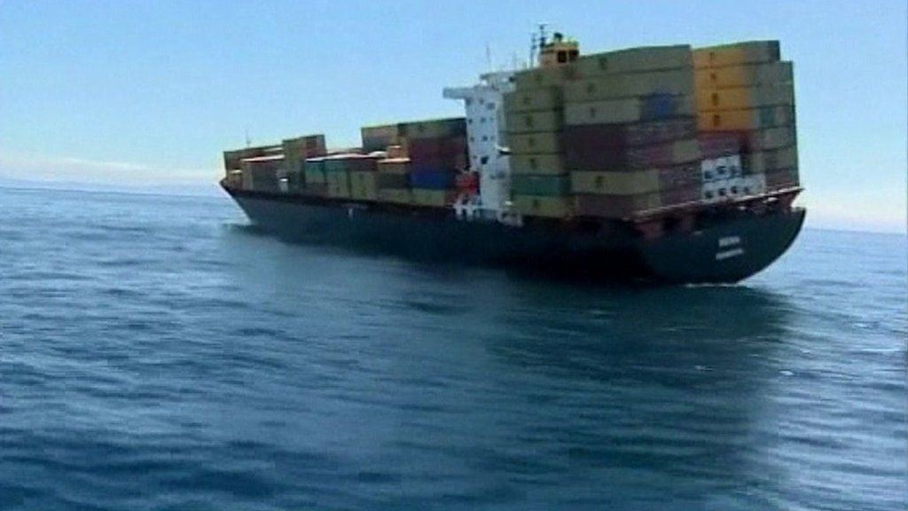 Grounded ship off New Zealand situation 'challenging' - BBC News