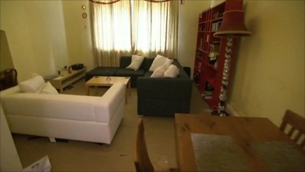 Vincent Tabak trial: Jury visits Jo Yeates's flat - BBC News