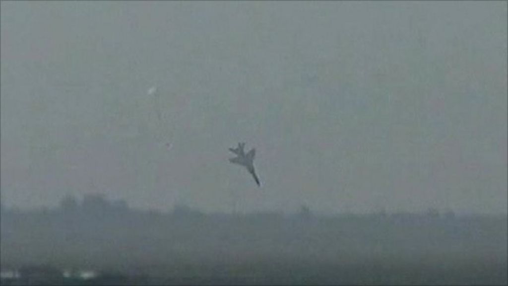 Chinese fighter jet crashes at air show - BBC News