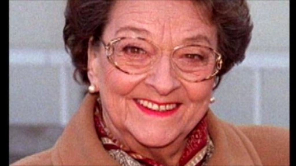 Coronation Street's Betty Driver dies - BBC News