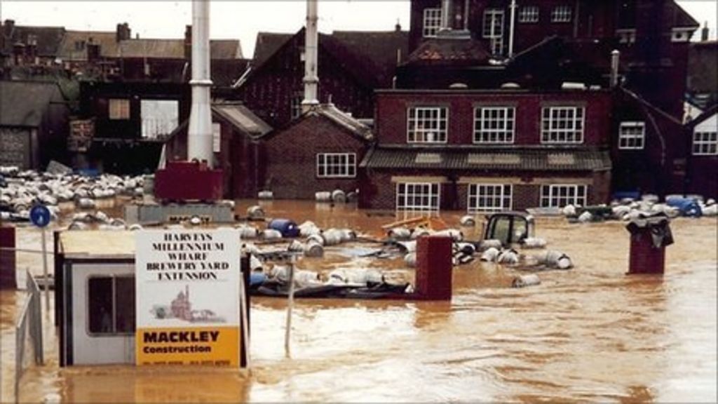 Lewes emergency flooding defences test - BBC News