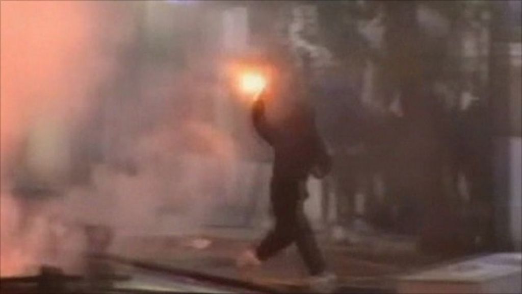 Chile students riot for free public education - BBC News