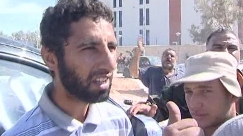 Gaddafi shot in abdomen, witness says - BBC News