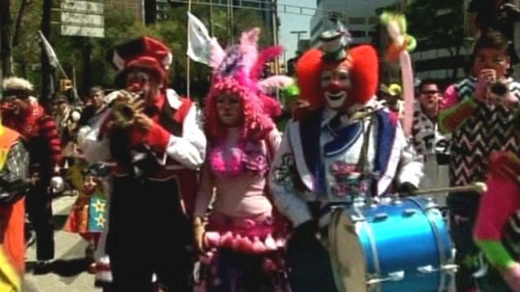 Latin American clowns converge on Mexico City - BBC News