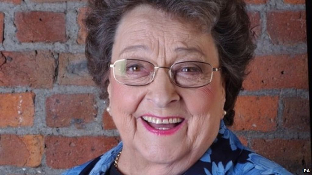 Tributes at funeral of Corrie's Betty Driver in Manchester - BBC News
