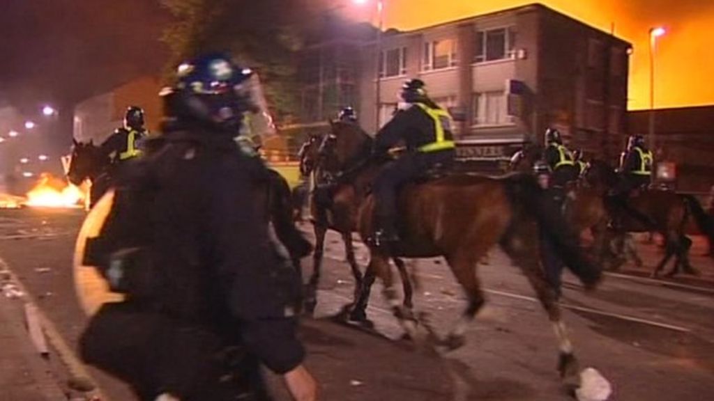 England rioters 'poor and young' - BBC News