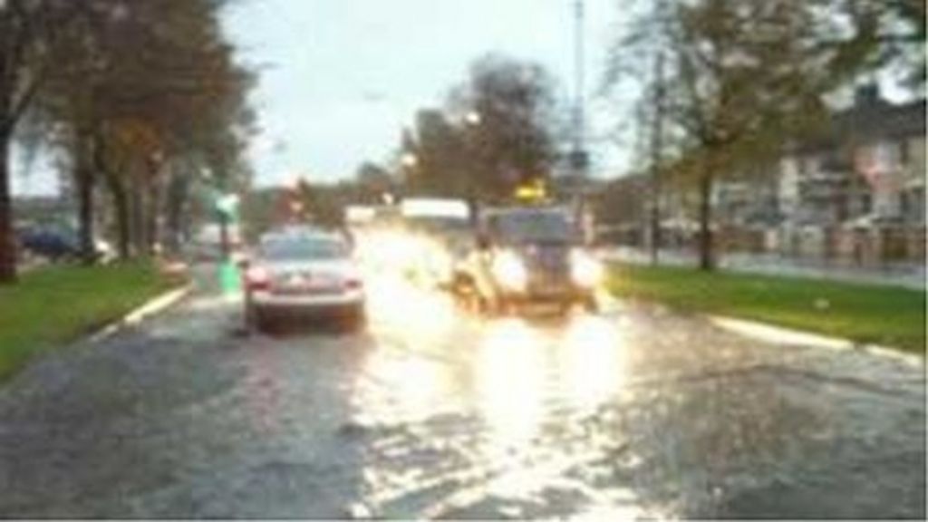 Dublin on emergency footing as floods cause chaos - BBC News