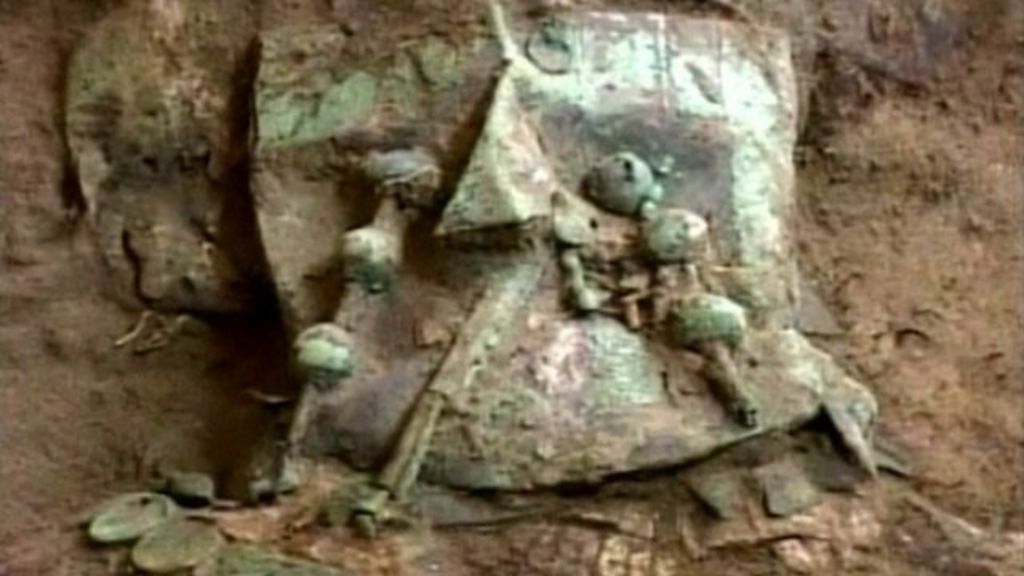 Sican tomb unearthed in Peru - BBC News