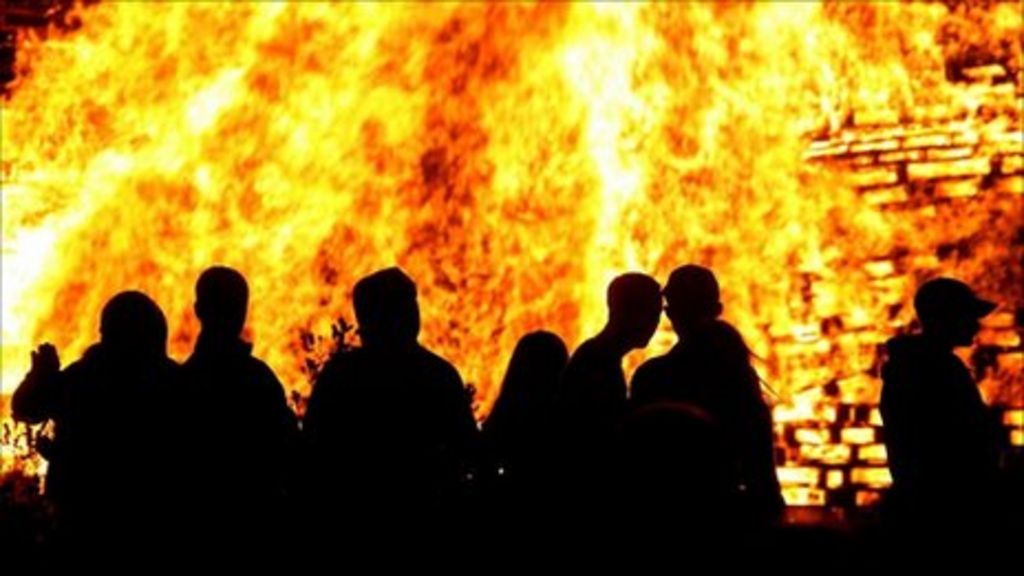 London Fire Brigade takes dozens of Bonfire Night calls - BBC News