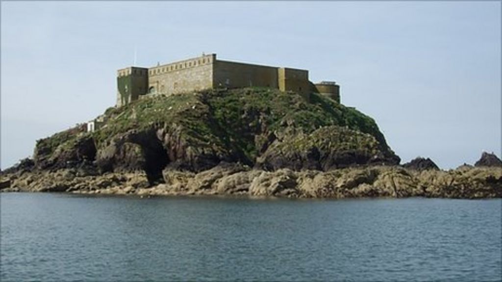 Pembrokeshire Thorn Island with Napoleonic fort is sold - BBC News