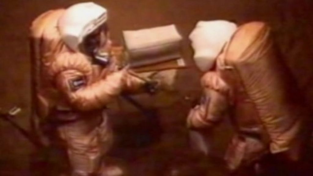 Mars simulation: Men 'return' to Earth after 520 days - BBC News
