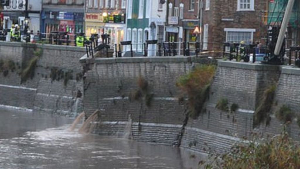 Flooding in Bridgwater sparks river wall collapse fear - BBC News