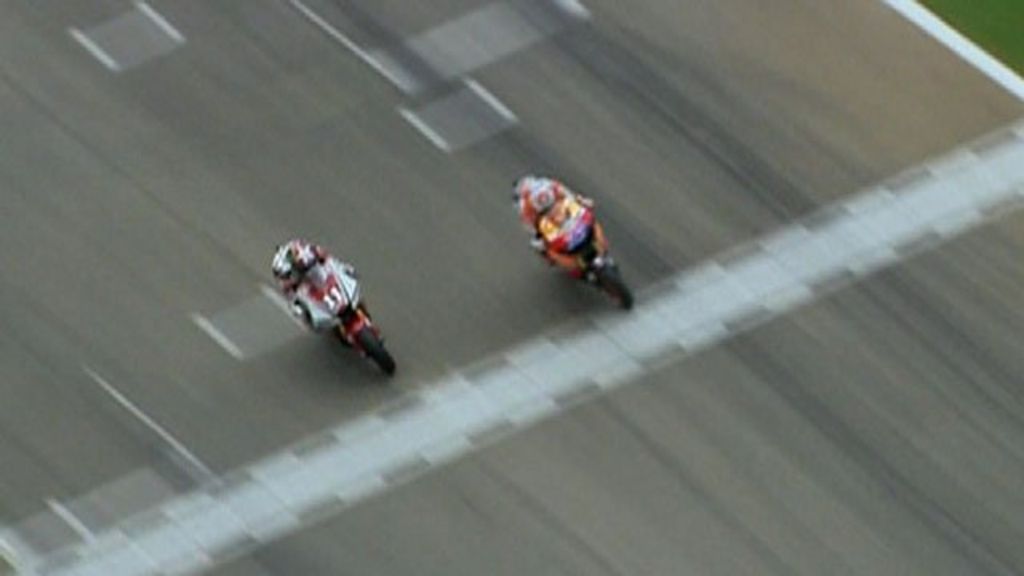 Casey Stoner wins Valencia MotoGP in photo-finish - BBC Sport
