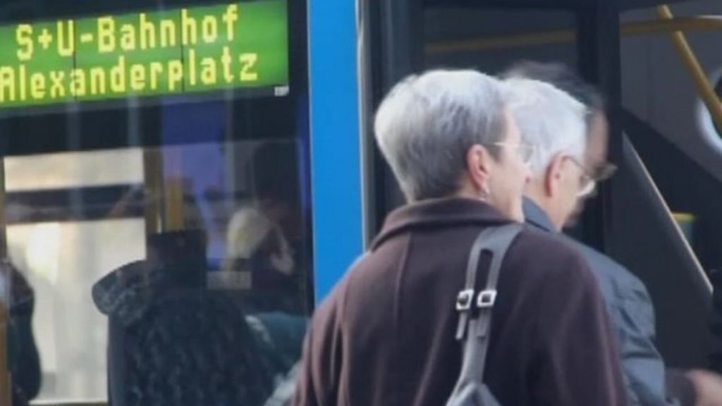 German middle class feels squeeze - BBC News