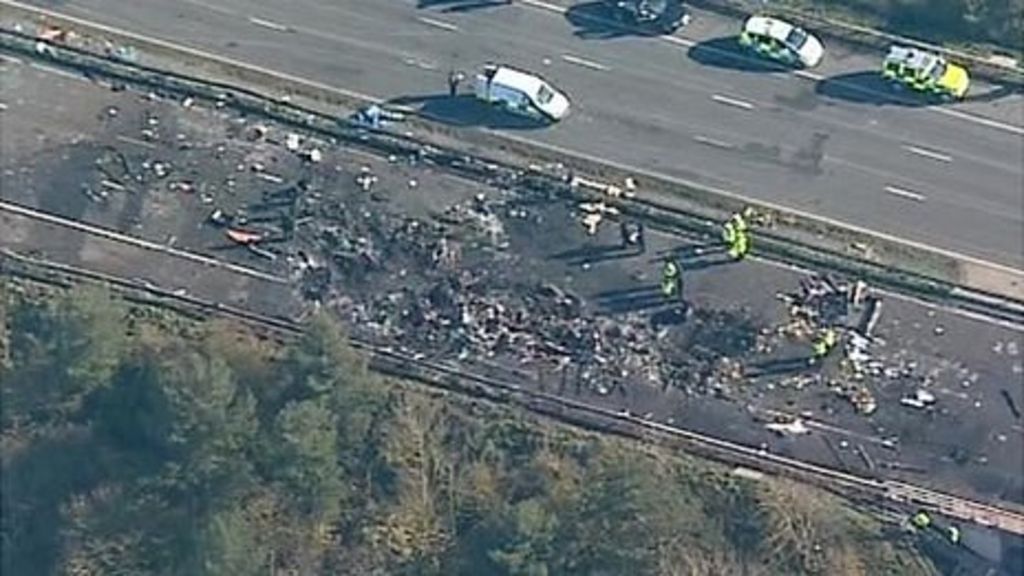 M5 crash: Two lorry drivers among crash dead - BBC News