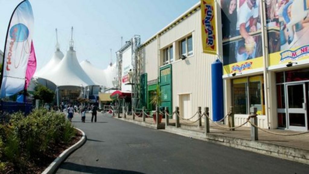 Butlins agrees to changes after mass brawl in Bognor Regis - BBC News