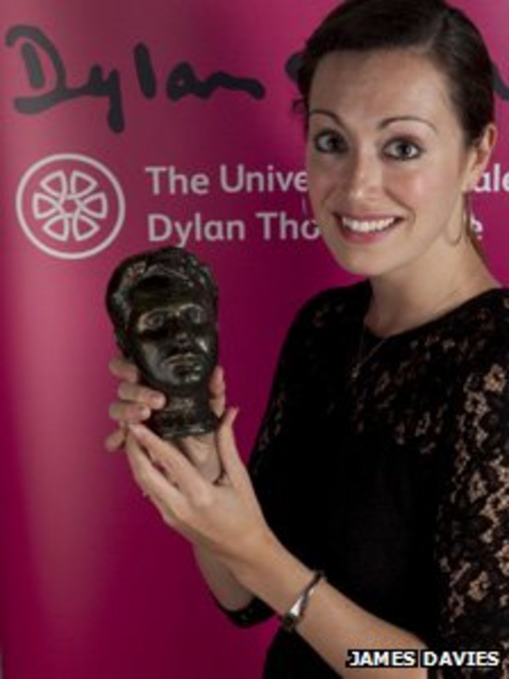 Belfast writer Lucy Caldwell wins Dylan Thomas prize - BBC News
