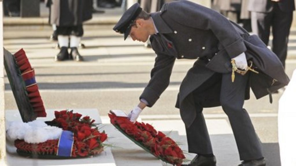 Remembrance Sunday: Queen leads tributes at Cenotaph - BBC News