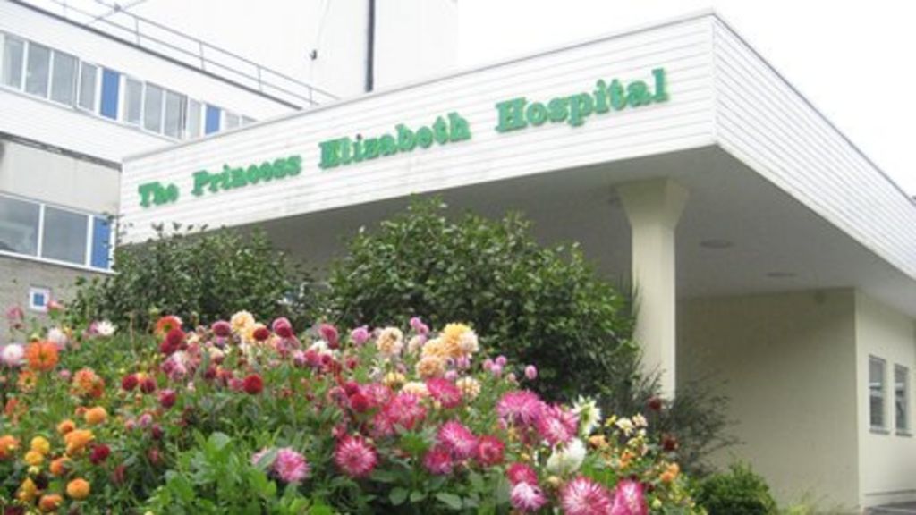 Unicef accreditation given to Guernsey hospital - BBC News