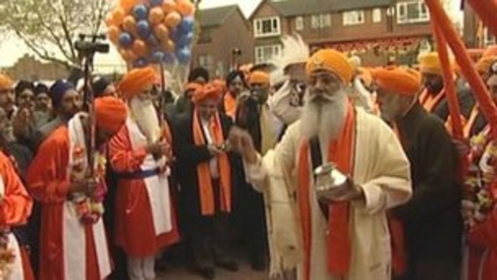 Sikhs celebrate new Sri Guru Gobind Singh Gurdwara temple - BBC News