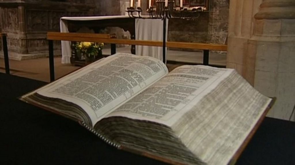 Queen marks 400 years of King James Bible - BBC News