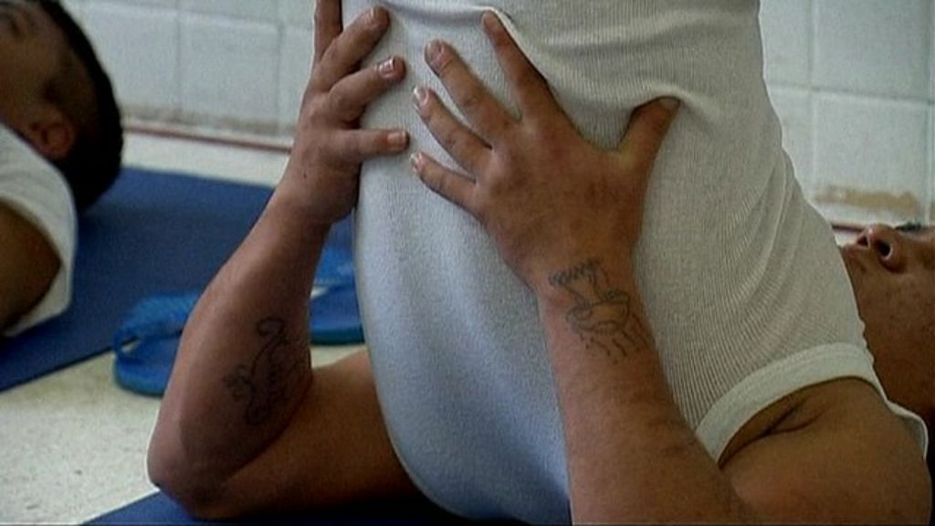 Yoga helps Mexican inmates tackle aggression - BBC News