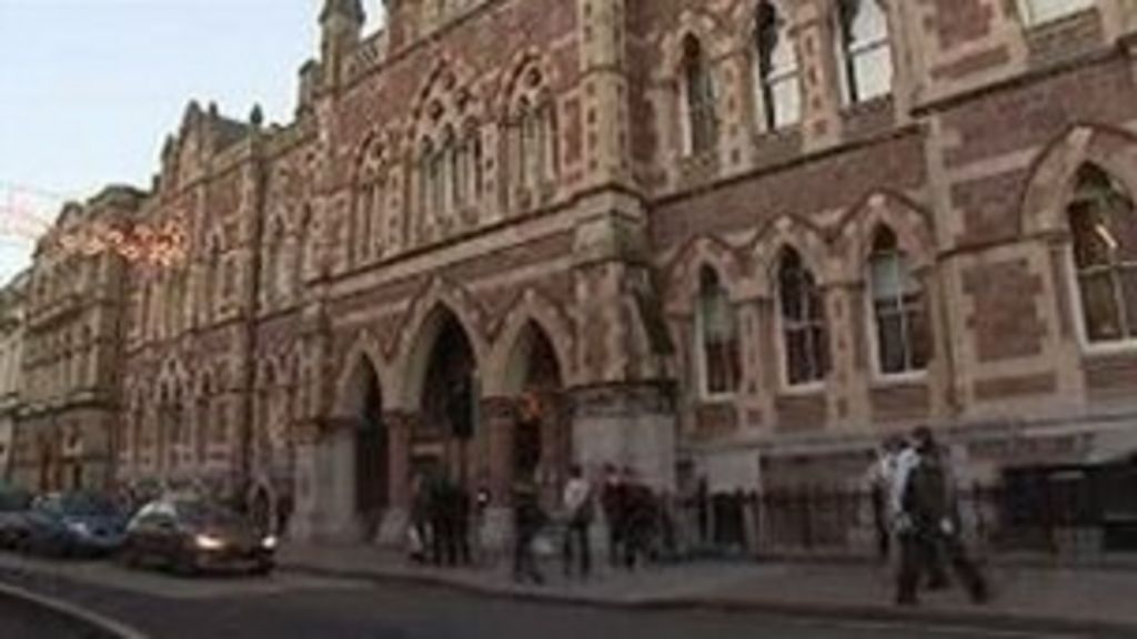 Exeter Museum attracts record visitor numbers - BBC News