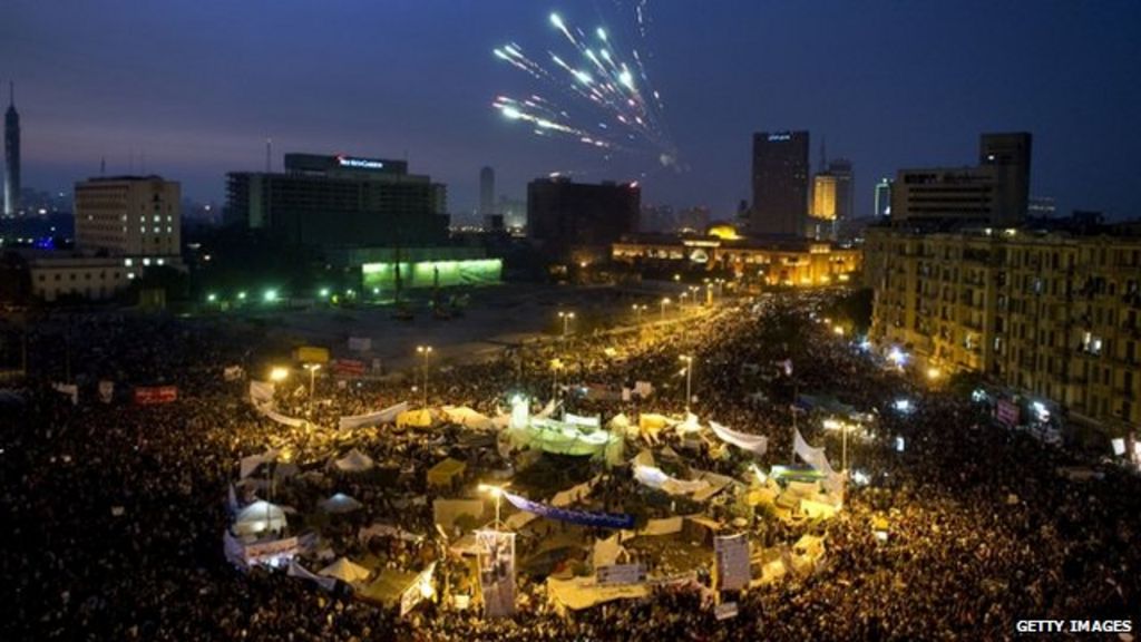 Egypt unrest: Popcorn and protest banners in Cairo - BBC News
