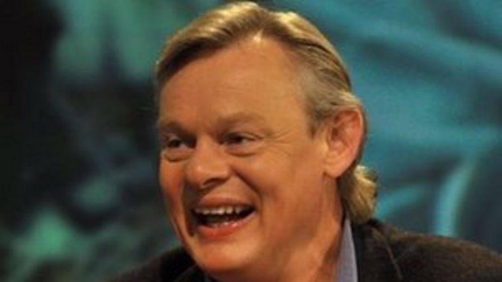 Doc Martin actor Martin Clunes helps on-screen baby - BBC News