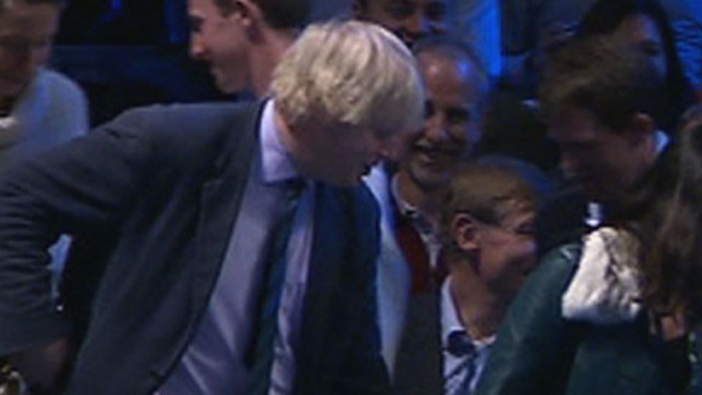 Mayor Boris Johnson holds up ATP World Tour Final - BBC Sport