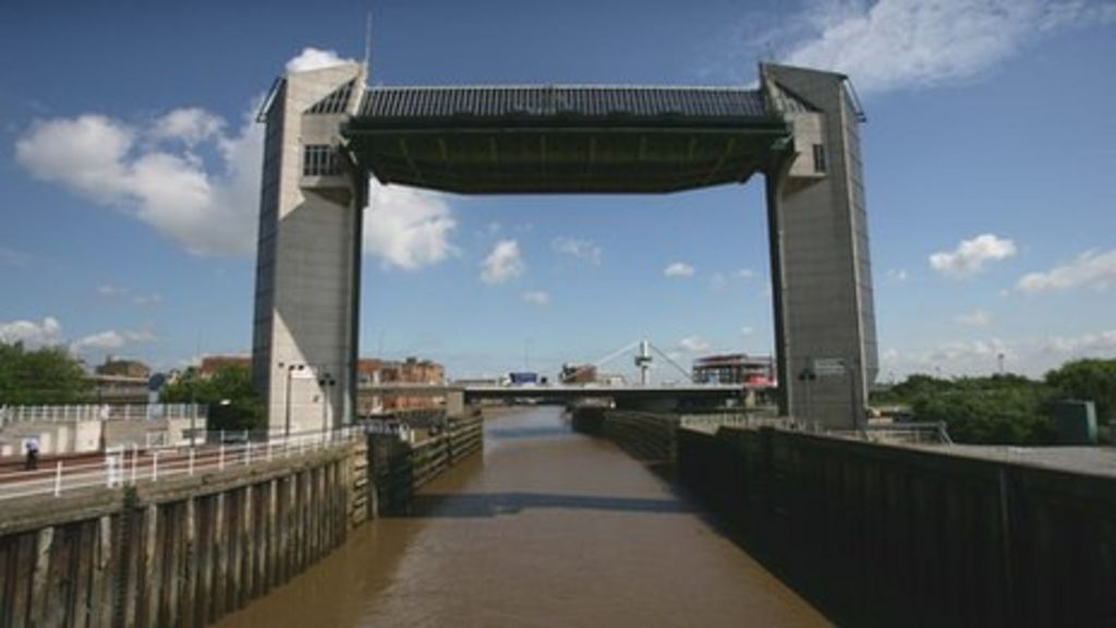 Hull tidal barrier saves city from record 4.9m high tides - BBC News
