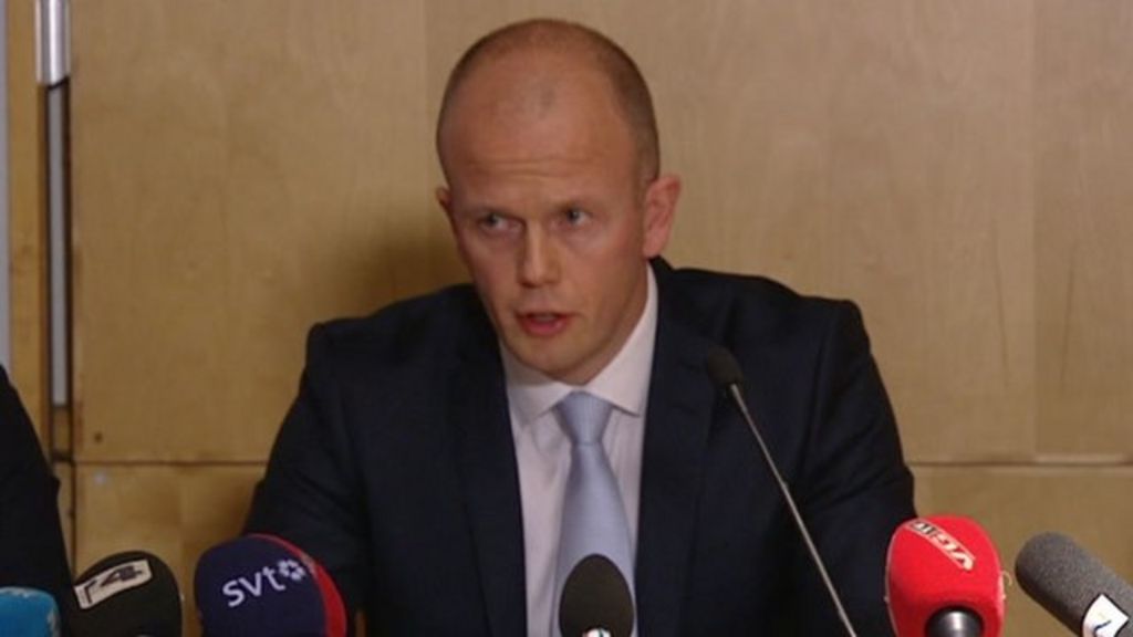 Norway massacre: Breivik declared insane - BBC News