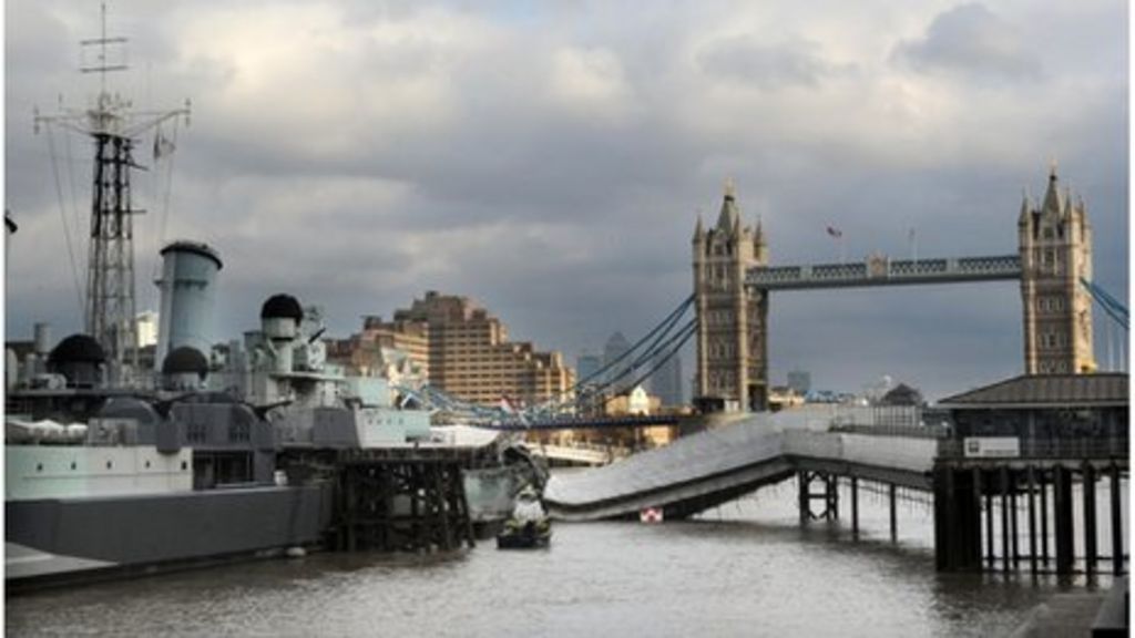 HMS Belfast: Two injured as gangway collapses - BBC News