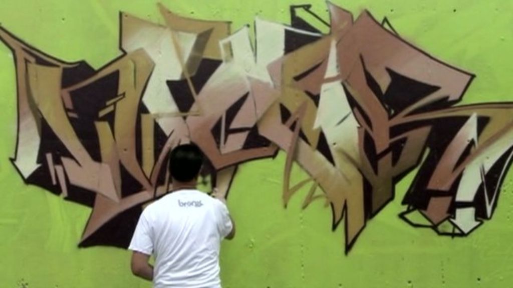 Graffiti murals honour victims of gun crime in New York - BBC News