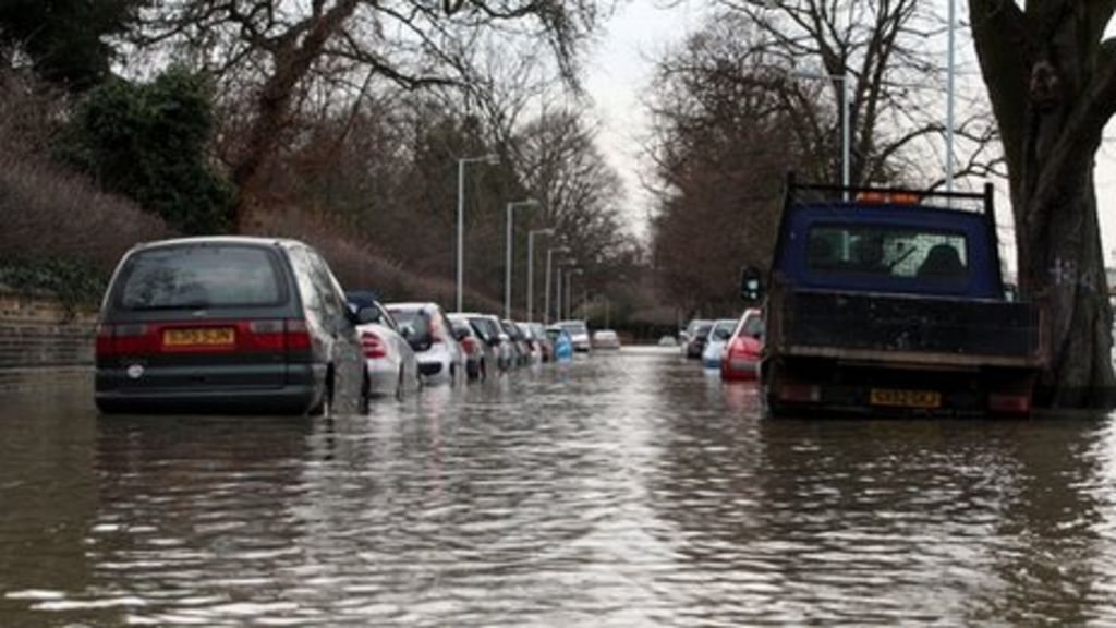 Cuts delay £300m River Thames flood protection - BBC News