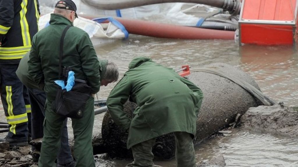 Koblenz evacuated for WWII bomb removal from Rhine - BBC News
