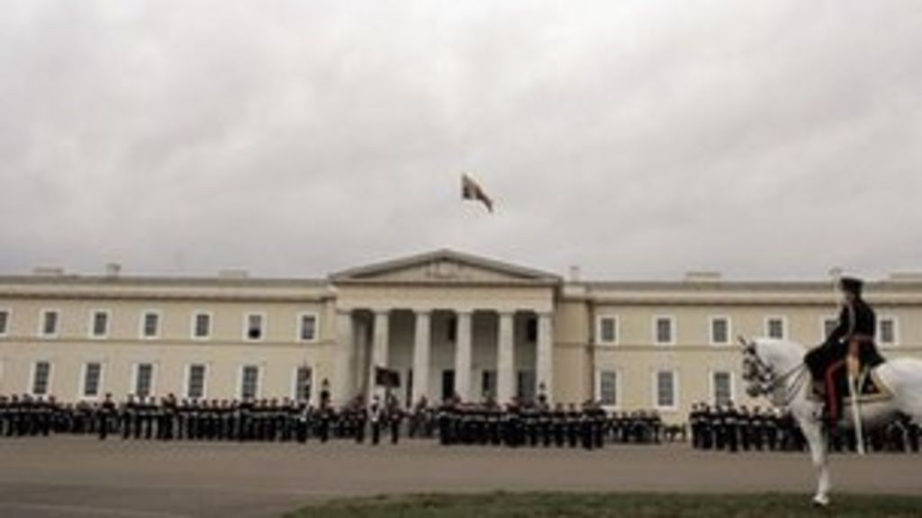 Sandhurst Academy signs covenant with Bracknell Forest - BBC News