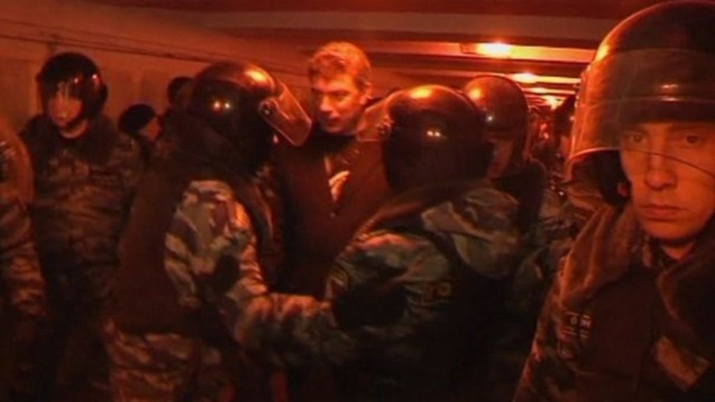 Moscow riot police make arrests - BBC News