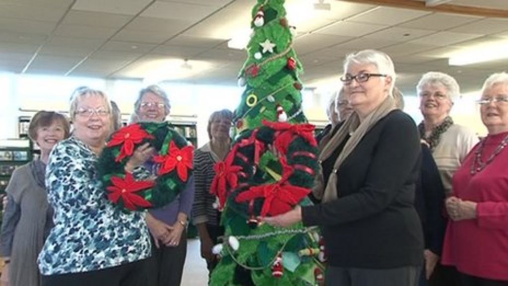 Cramlington Library enjoys woolly Christmas - BBC News