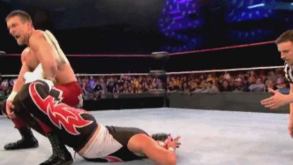 Pro wrestler wants to rid the sport of illegal aliens - BBC News