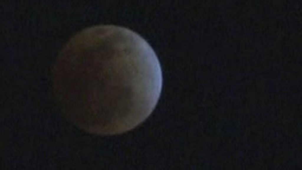 Lunar eclipse puts moon into shadow - BBC News