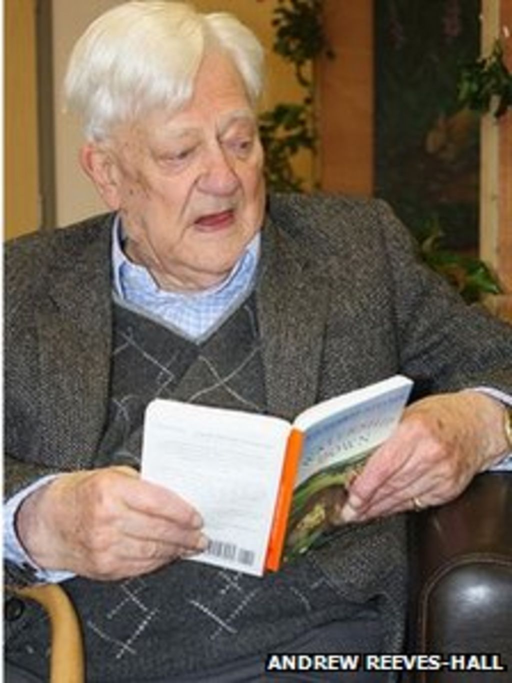 Watership Down author Richard Adams criticises homes plan - BBC News