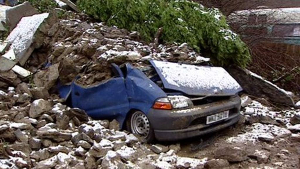 Second wall collapse 'could have killed' - BBC News