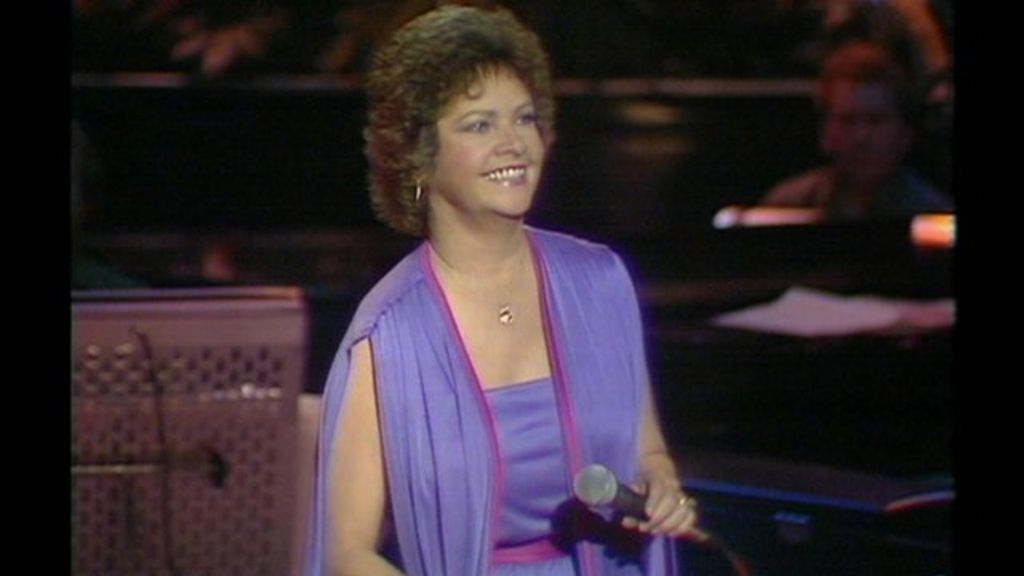 Country singer Billie Jo Spears dies aged 74 - BBC News