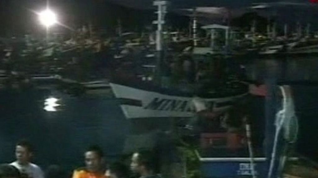 Migrant boat sinks off Indonesian isle of Java - BBC News