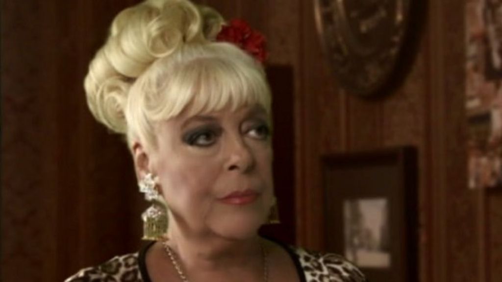 Coronation Street stars set for musical stage - BBC News