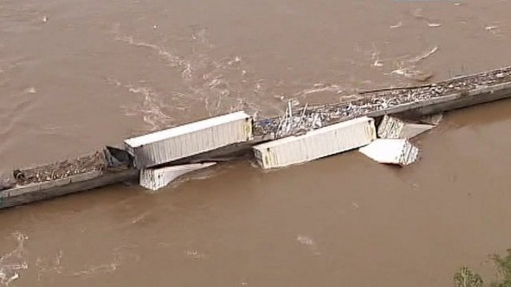 Train derailed in Australia flood - BBC News