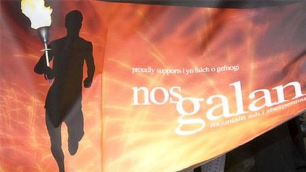 Hymn rings out for Nos Galan races - BBC News