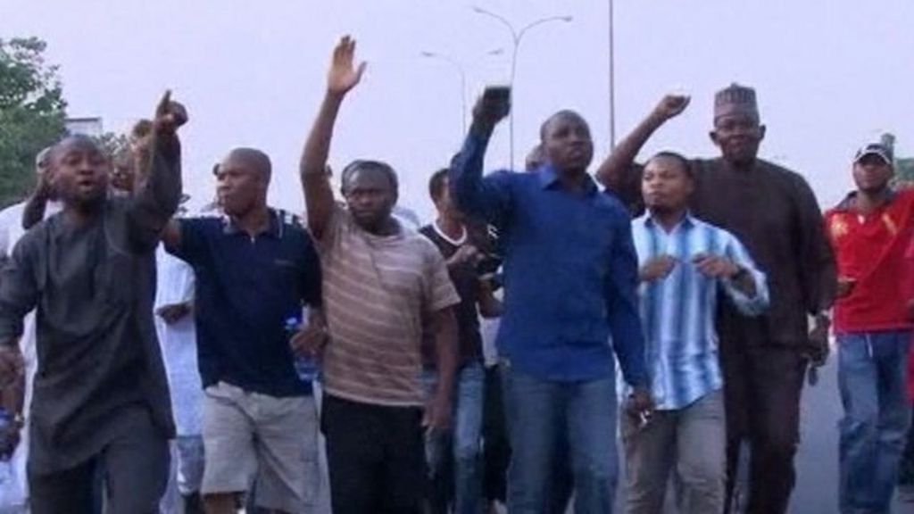 Nigerian anger over fuel price rises as subsidy ends - BBC News
